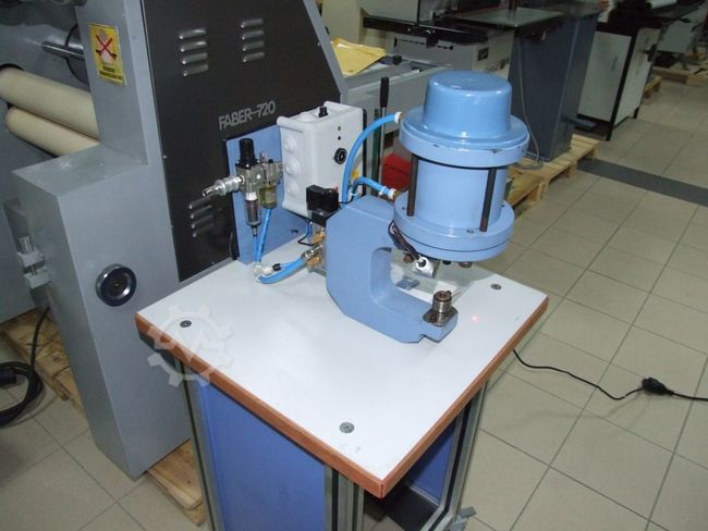 Eyeletting machine for advertising banners Eyeletting machine - Makina ...